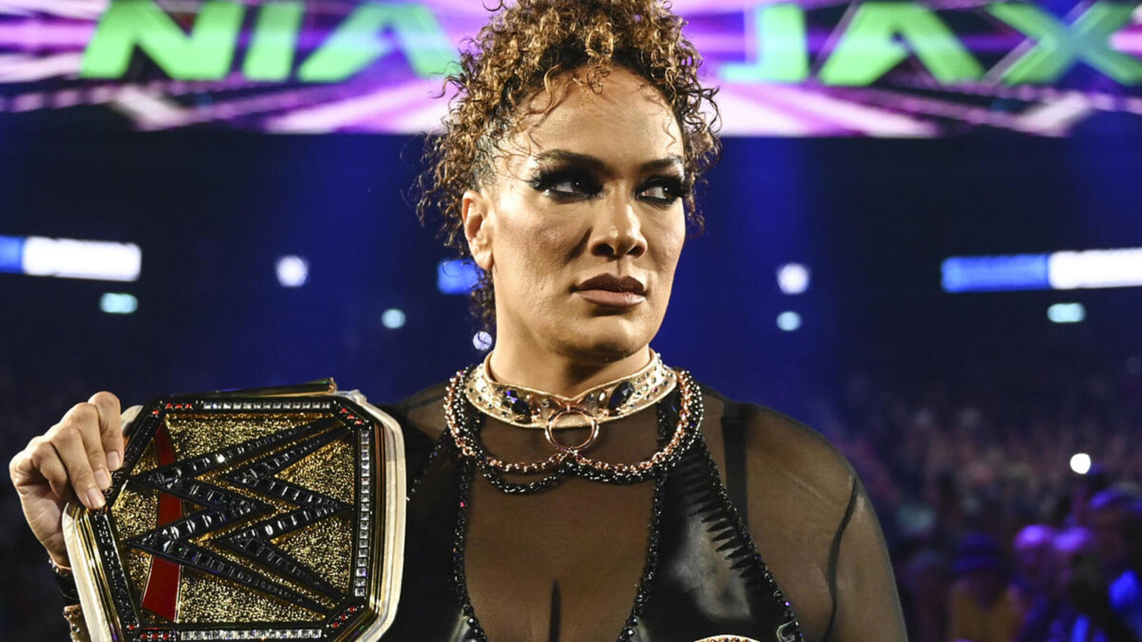 Nia Jax Retains WWE Women's Title (With Some Help) In Chaotic SmackDown ...