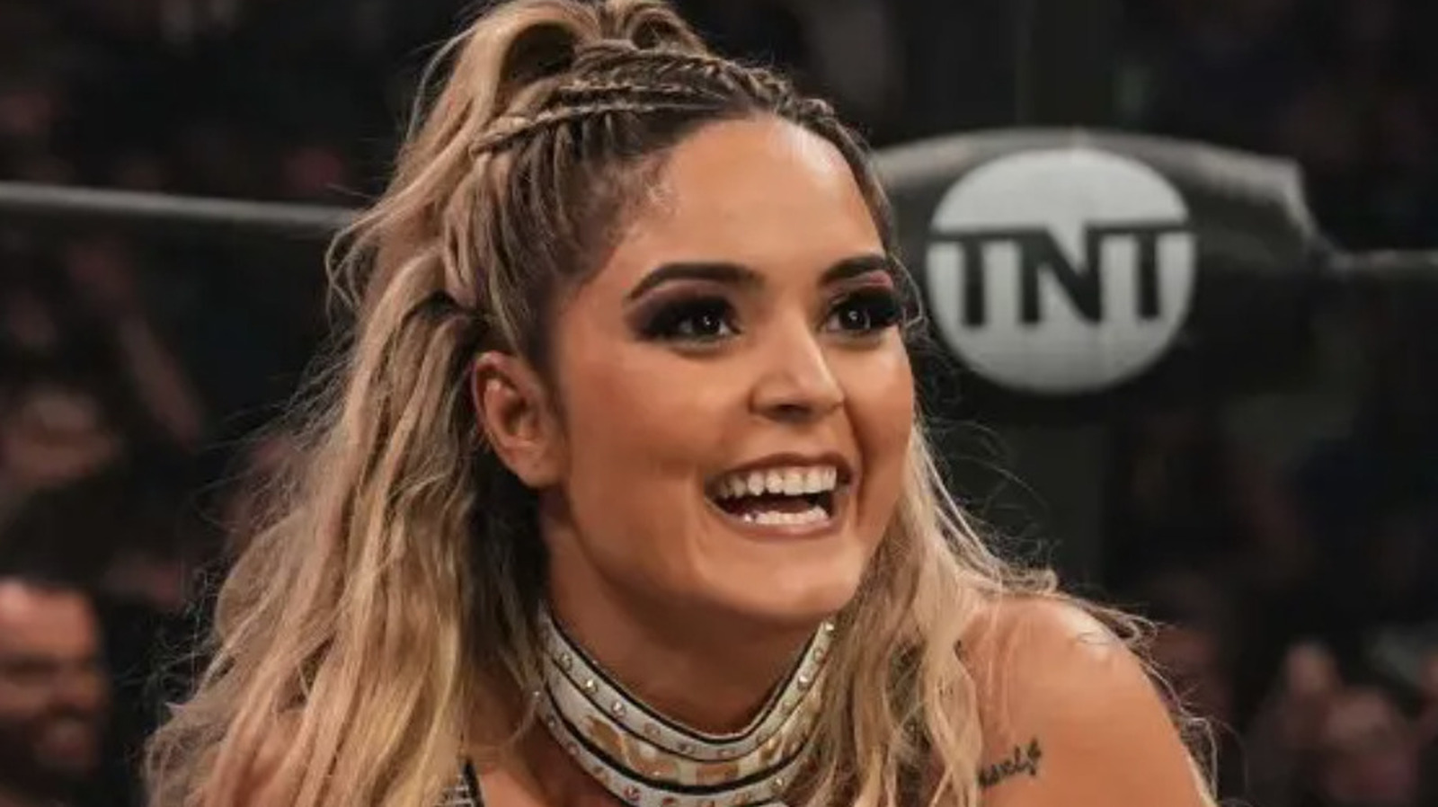 Tay Melo Pulled A Thumbtack Out Of Her Head On An Airplane Following ...