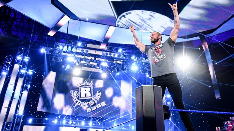 Edge & Sasha Banks Advertised For SmackDown Returns